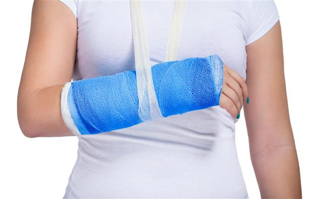 Złamana ręka a lot samolotem - Porady dla podróżnych - eSky.pl